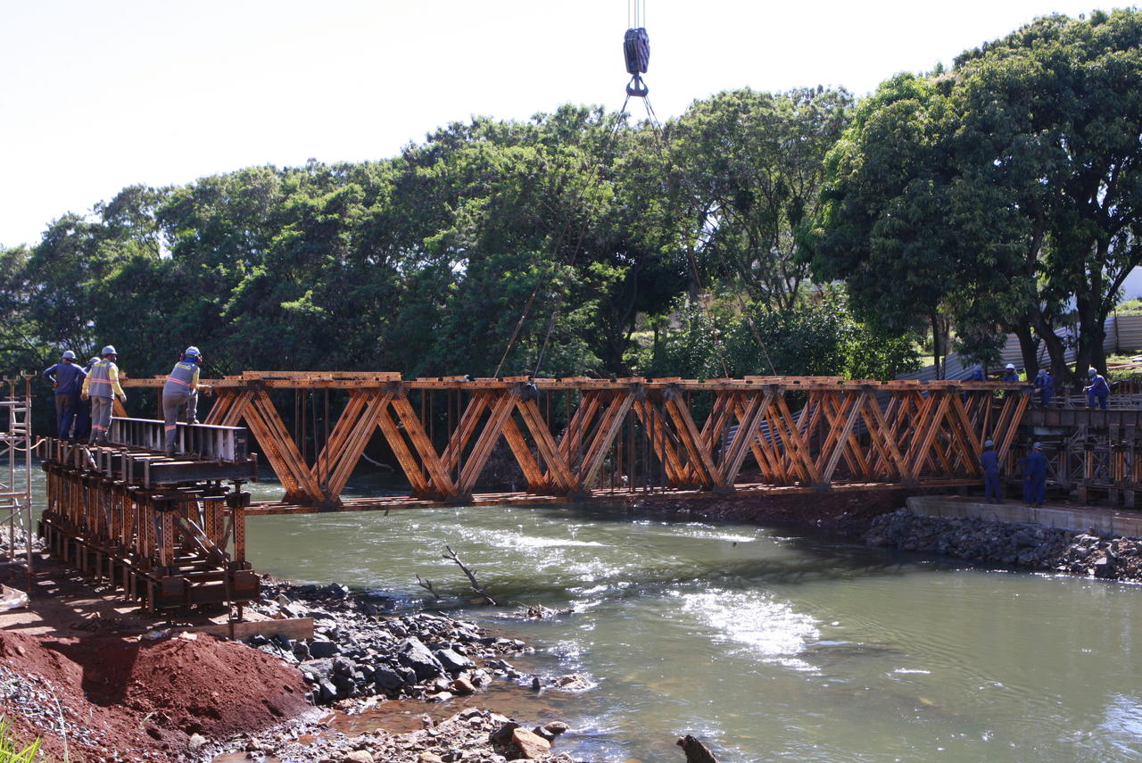 Instaladas treliças centrais da ponte dos Mognos, sobre o rio ...