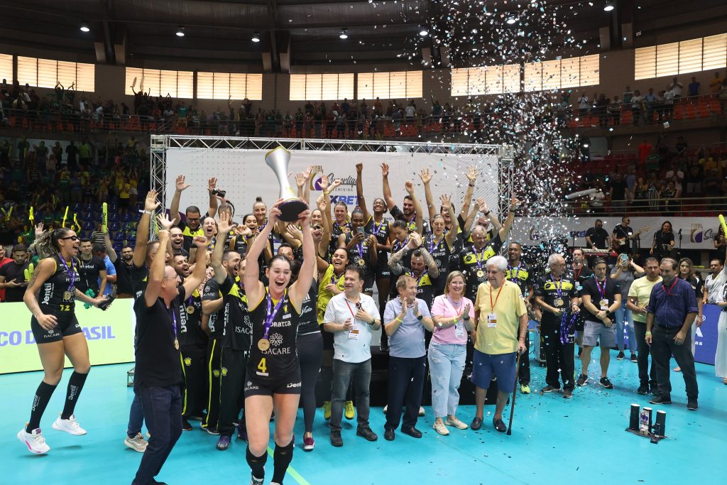 Com Arena Sabiazinho lotada, Praia Clube é campeão da Superliga ...